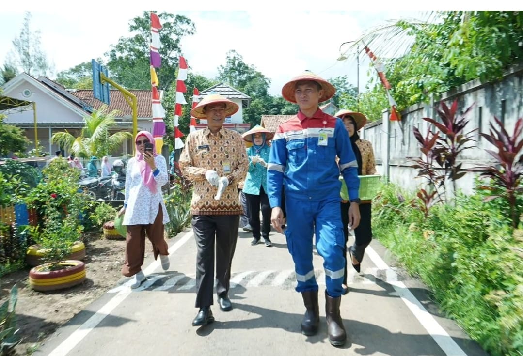 H.Elman,ST,MM Pj.Walikota Prabumulih Dampingi Anggota KWT Kelurahan ...